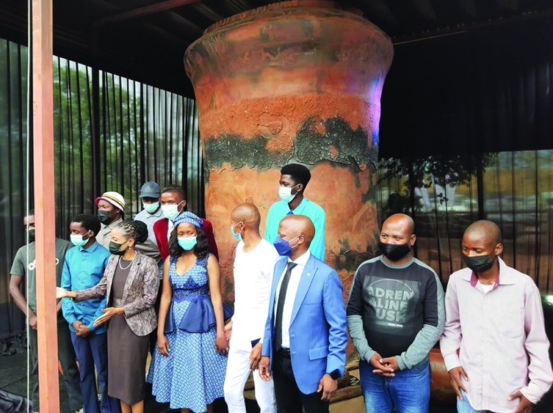 Oefile builds Guinness record breaking pot :: Mmegi Online