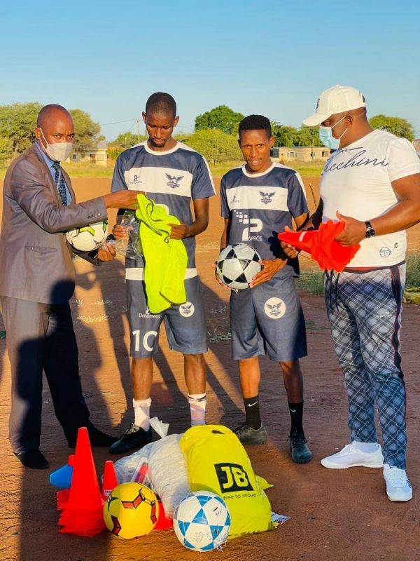 Botswana Book Project donates to Matebele FC :: Mmegi Online