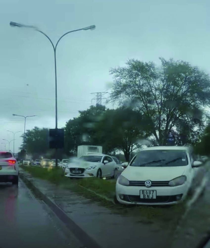 Roads closed as heavy rains flood Gaborone :: Mmegi Online